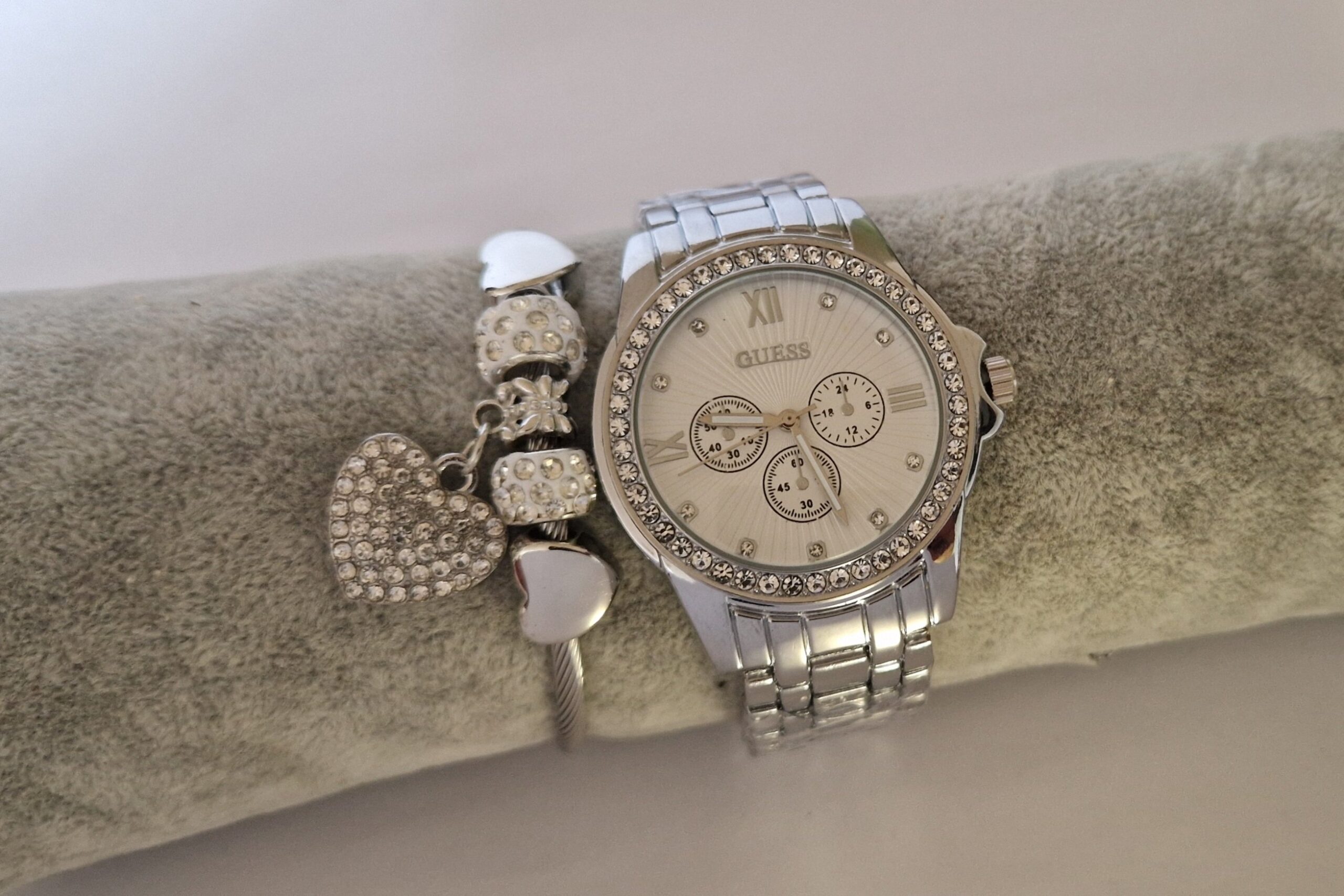 GUESS SAT + NARUKVICA – Pay Less